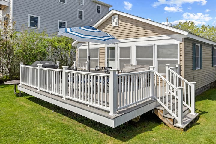 Scarborough Bungalow Beach Home! - Narragansett, RI