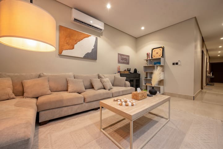 Cozy 3br Stay | 75” Smart Tv + Self Check-in - Dammam