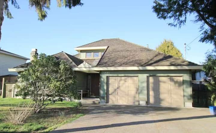 Spacious And Comfortable Home In Delta, Bc. - Delta