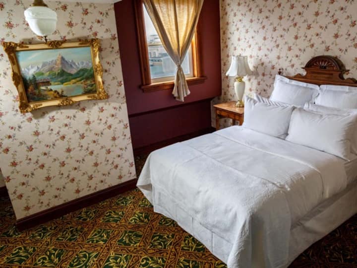 Classic Queen Room: Inn At 2nd & C - Eureka, CA