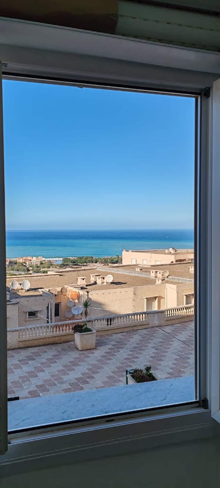 F2
Terrasse 10m²
Salon 20m² 
Chambre 17m² - Béjaïa