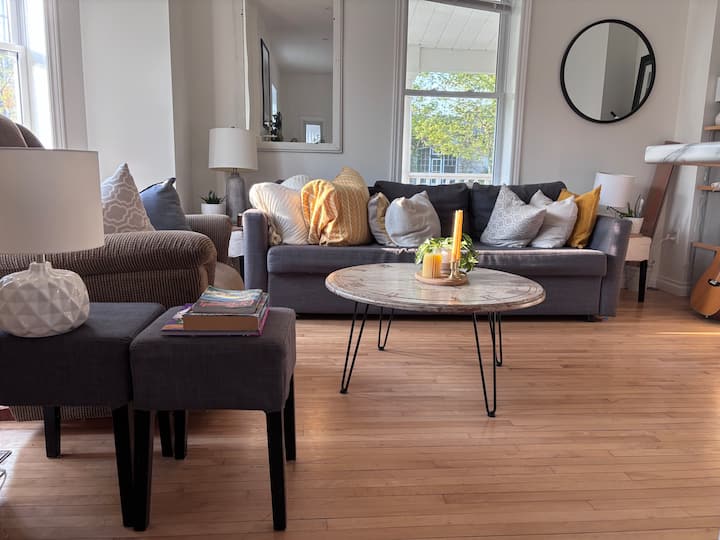Clean Bright Bedroom, Blocks Away From The Lake! - Cobourg