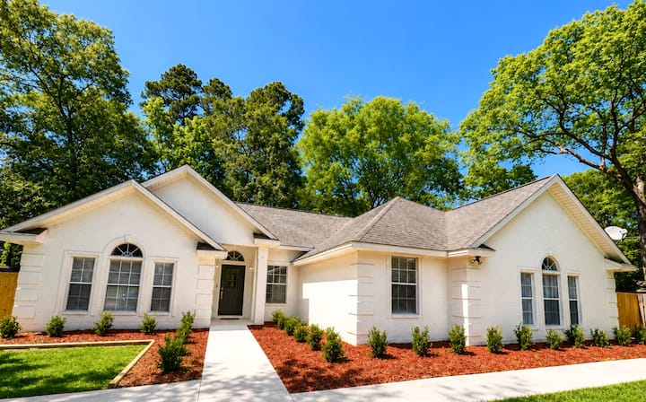 Green Door Getaway | Charming White Brick Retreat - Lufkin, TX