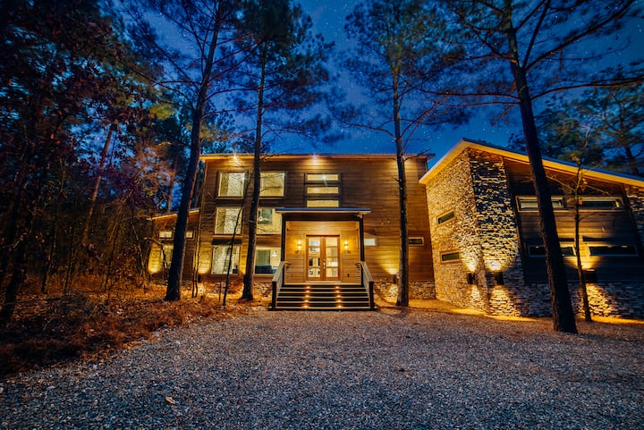 Modern Twist | Sleeps 24 With Game Room, Hot Tub - Hochatown, OK