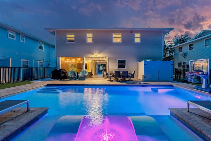 Sunni Kai | Beach Gear, Bikes + Private Pool - Fort Myers Beach, FL