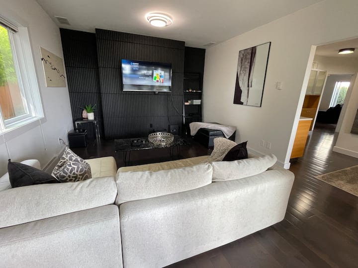 Modern 1 Bed And Den Steps To Sandy Beach. Yard - Saanich