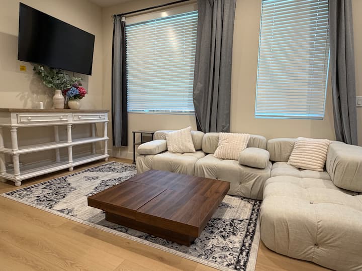 Mountain View Gem Near 101, 82 & Rengstorff Park - Palo Alto, CA