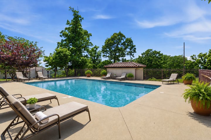 Private Lake Ozark Oasis W/ Regalia Hippo Pool - Lake Ozark, MO
