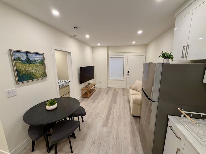 Cozy & New 1 Bedroom Suite - 버너비