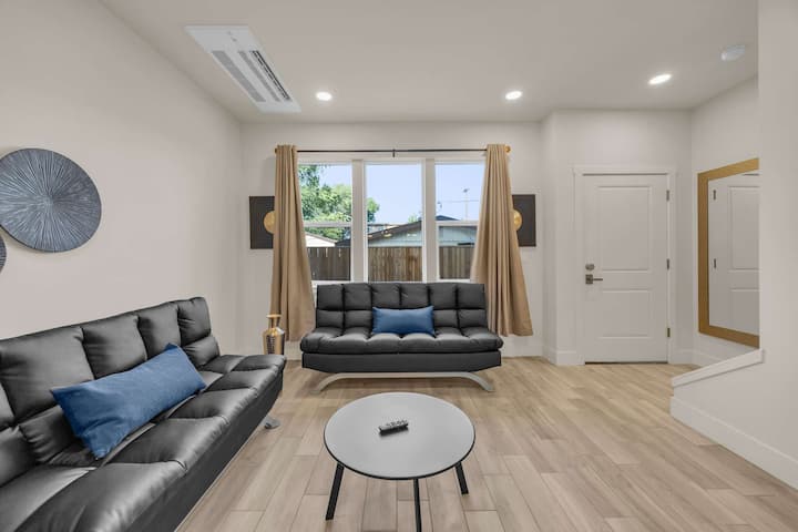 Innovative Townhouse|sleeps 7| C - Reno, NV