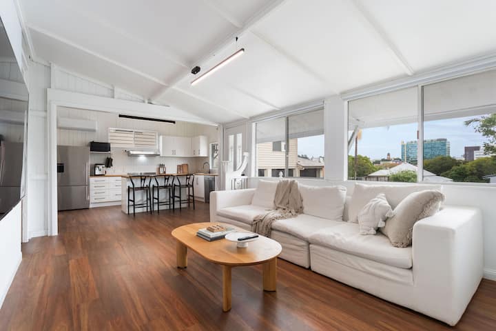 Central Location, Free Coffee, New Ensuites, Pool. - Ipswich