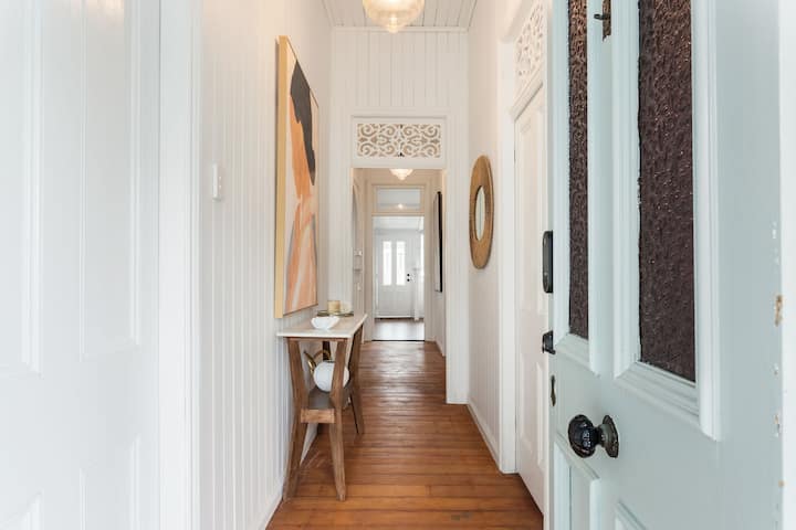 Central Location, Free Coffee, New Ensuites, Pool. - Ipswich