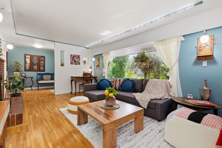 Artist’s Hideaway | Vintage 3br Retreat - White Rock