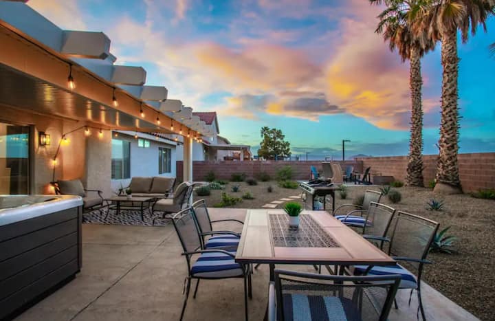 Relaxing 3 Br Retreat - Hot Tub & Game Room! - Boulder City, NV