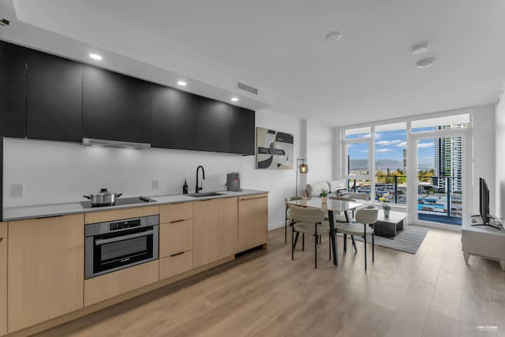 Brand New Cozy 1b1b Condo In Surrey - Surrey