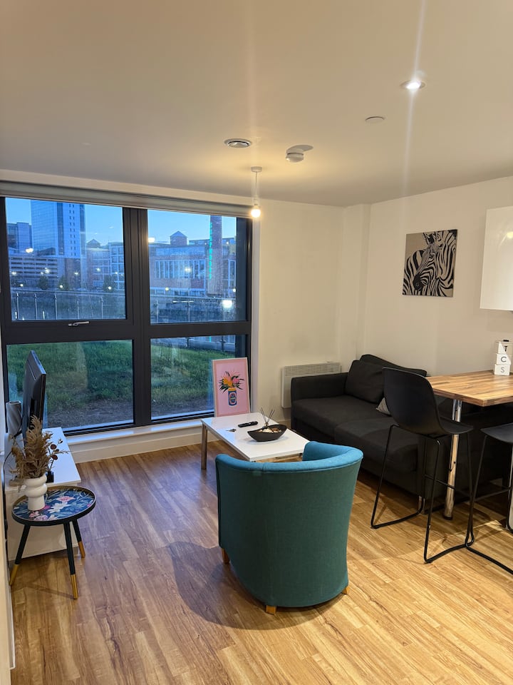 Modern 1-bed Flat With Water View - Manchester