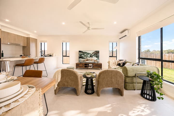 Pet Friendly Family Escape | Big Yard | Sleeps 8 - Brisbane