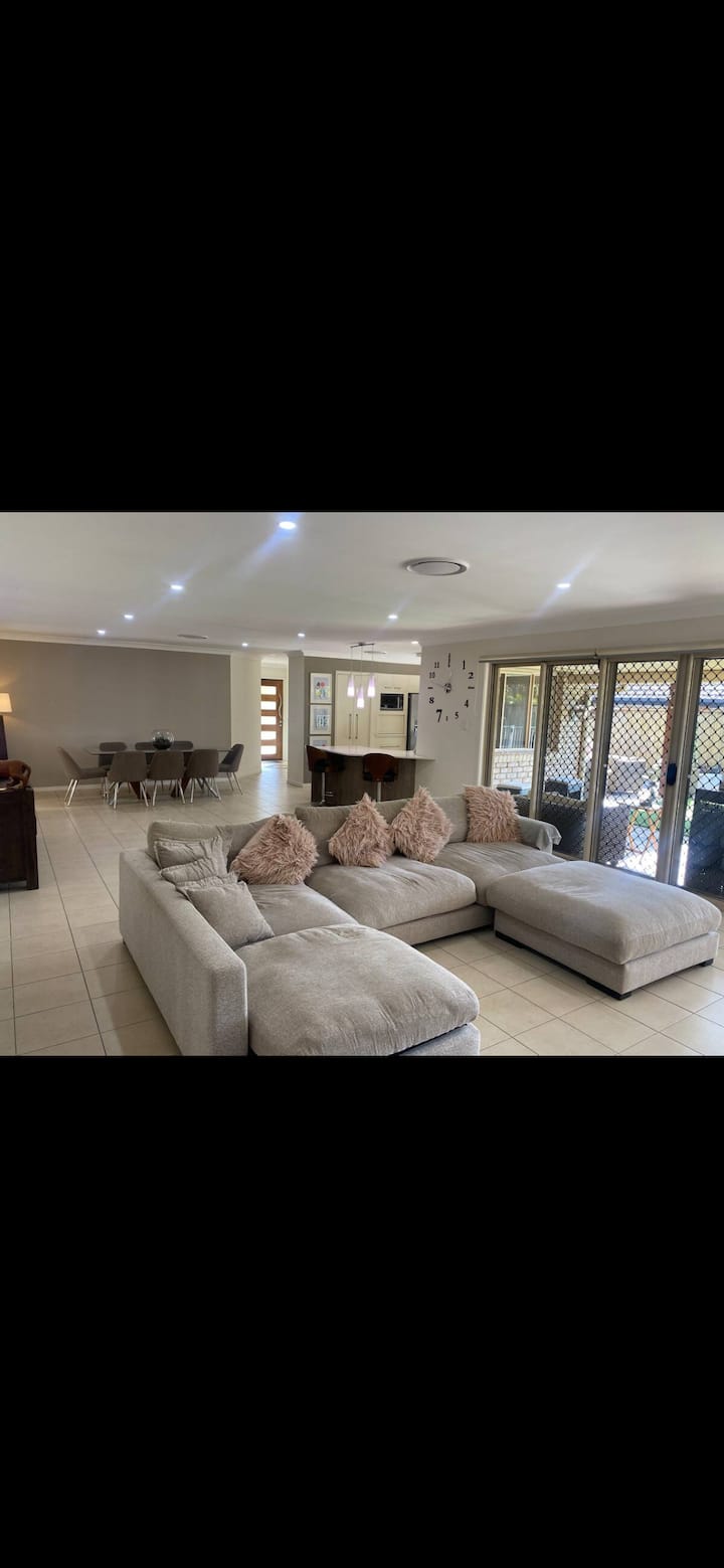 Relaxed Coastal Stay With Pool | Redland Bay - MacLeay Island