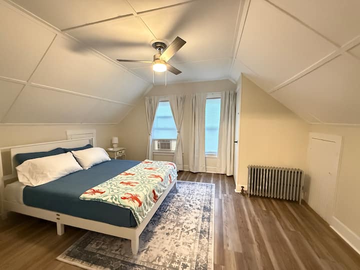 Couples Retreat, 3rd Fl Apartment Near Velvet Mill - Misquamicut, RI