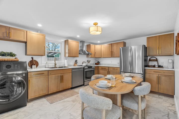 3 Bedroom Concert Cottage - Bangor, ME