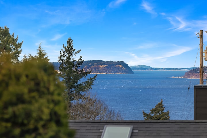 Private, Remodeled Treetop Home With Water Views! - Mukilteo, WA