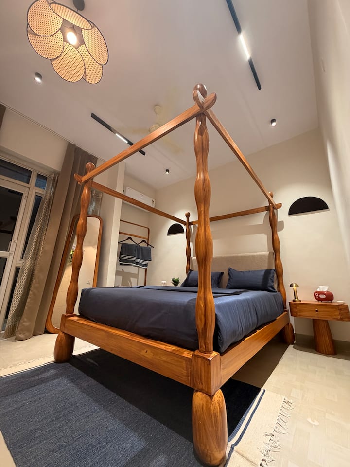 Oak Wood Stay | Projector Studio | Near Lulu Mall - Lucknow