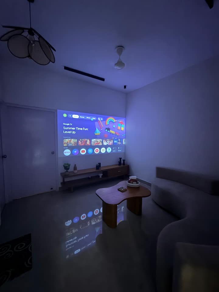 Oak Wood Stay | Projector Studio | Near Lulu Mall - Lucknow