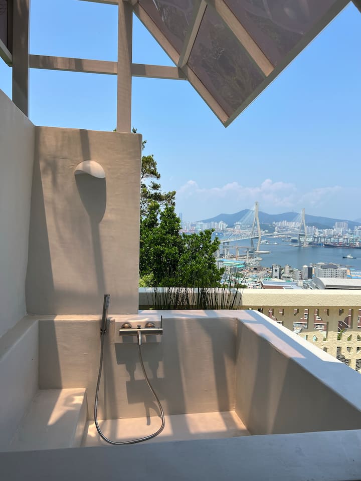 부산항대교뷰 루프탑 & 무료 야외자쿠지 : 린넨브리즈 In 영도 2f - Busan