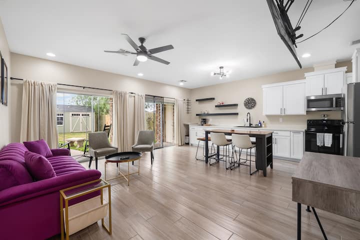 The Lux Yard House | Modern 2br W Private Backyard - Brownsville, TX
