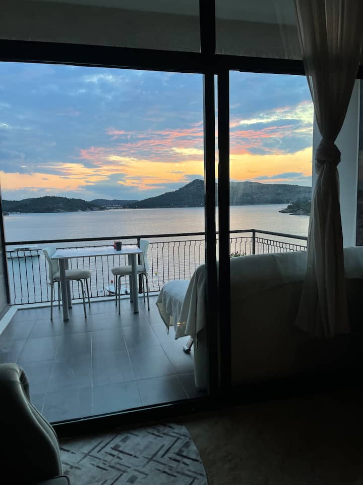 Denize, Kumsala Sıfır 100 Gün üZeri Kiralık Daire - Ayvalık