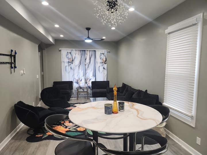 Bright & Quiet 2 Br Nest - 1st Flr Stylish Getaway - Chicago, IL