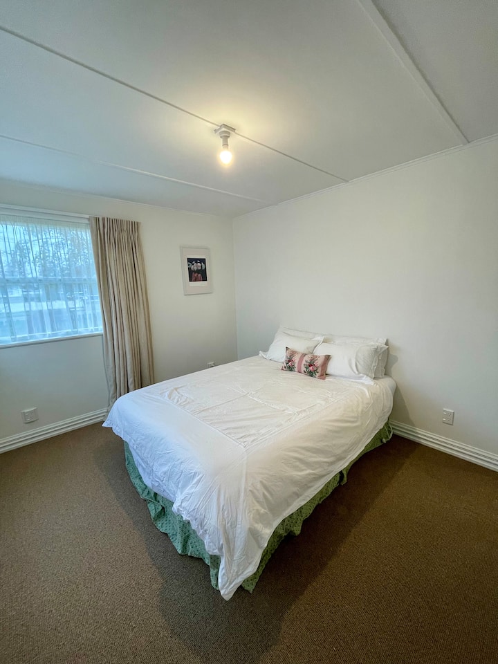 Flower Hunter’s Hideaway - Carterton