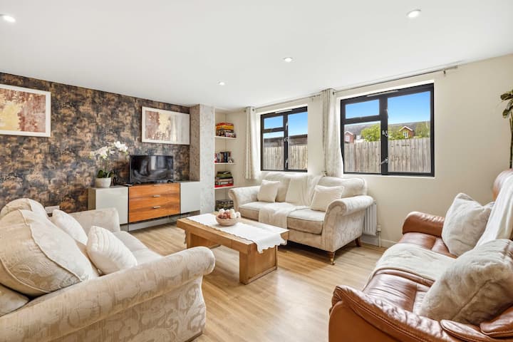 6-bedroom Family Haven With Garden In Aylesbury - Aylesbury
