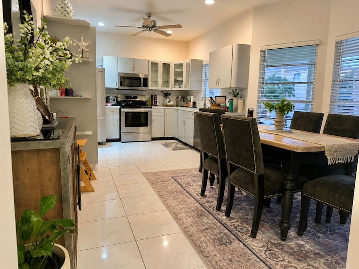 Spacious 3 Bedroom Home + Office With Pool. - Cayman Islands