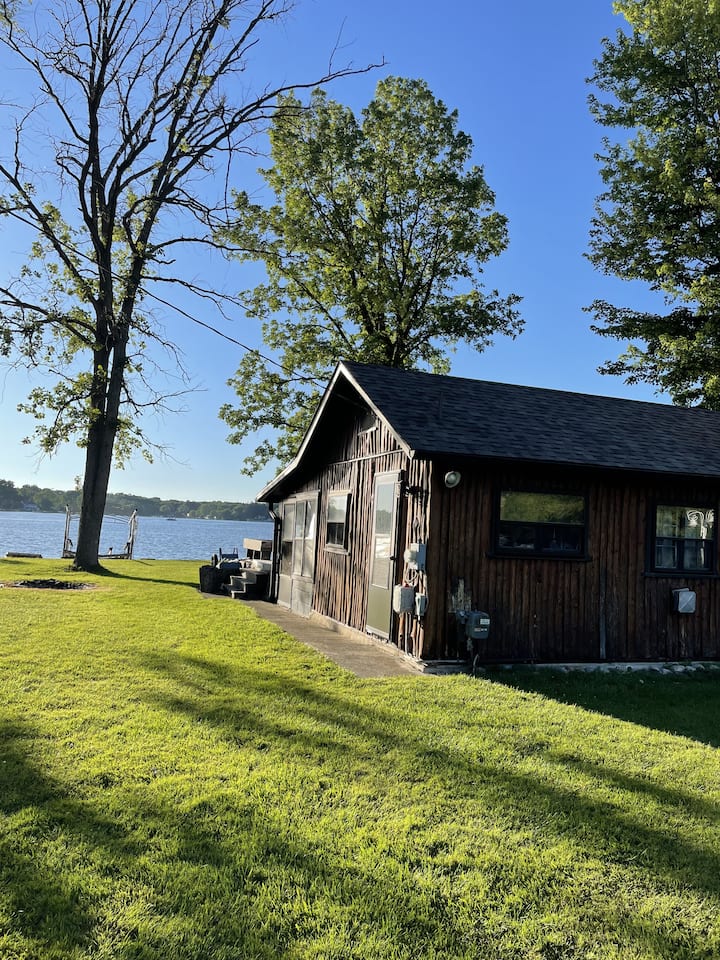 Charming Rustic Log Cabin Retreat On The Lake - Brighton, MI