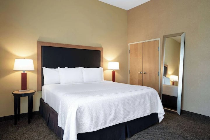King | Wyndham Noblesville | Near Ruoff Concerts - Fishers, IN