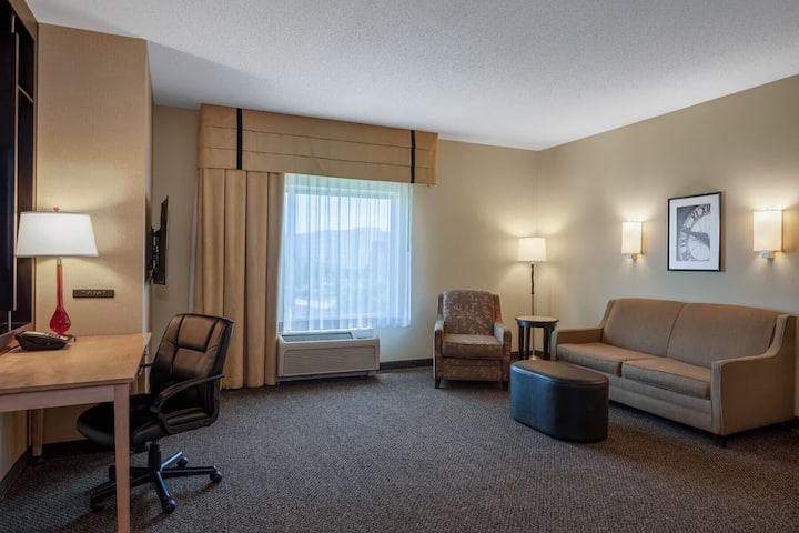 Wyndham Noblesville | 1br King Corner | Event Base - Fishers, IN