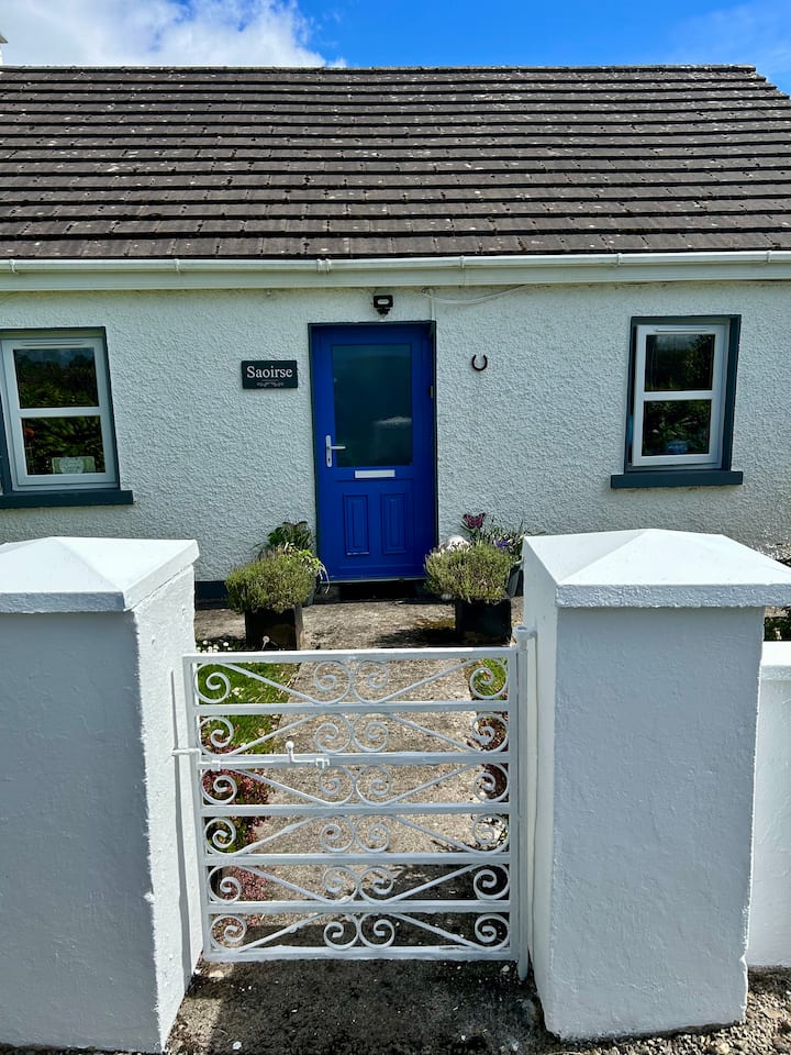 Saoirse Charming Country Irish Cottage + Paddock - Roscommon
