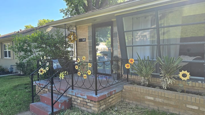 Cozy 2- Bedroom House In Charming Tulsa - Tulsa, OK