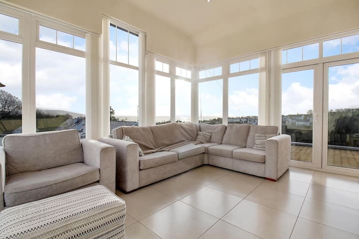 Spacious Coastal Retreat In Moville - Ireland