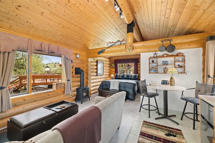 Cozy Dog Friendly Creekside Cabin - Red Lodge, MT