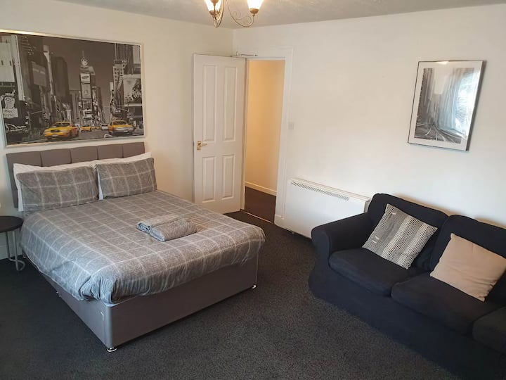 Spacious 3 Bedroom Edinburgh Flat With Parking - Edinburgh