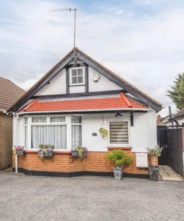Cosy Family Bungalow Sleeping 6 - Slough