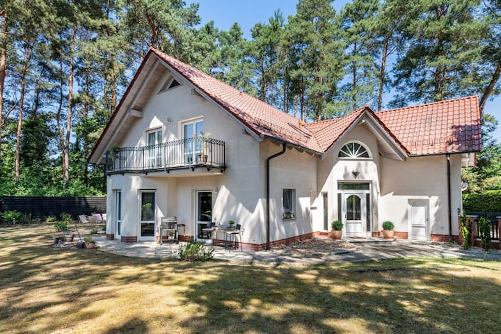 Luxury Lakeside Retreat Villa - Bestensee
