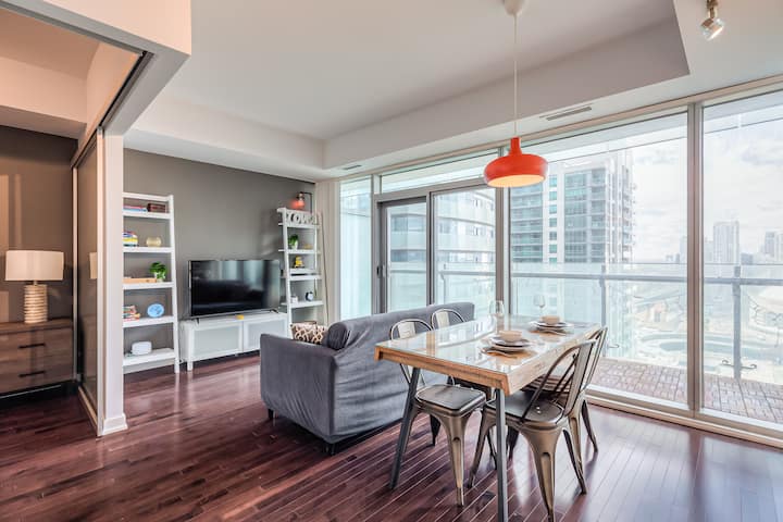 Cn Tower View Condo W/ Pvt Balcony & Work Space - Toronto