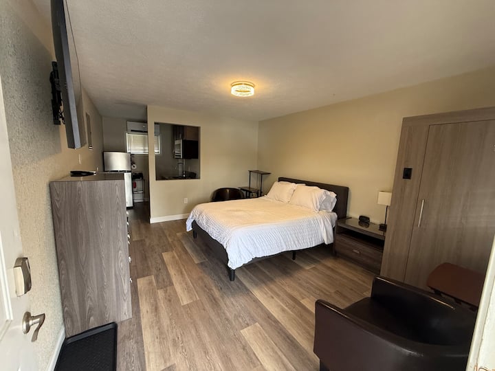 Renovated Studio Unit 6 Near Msu - East Lansing, MI