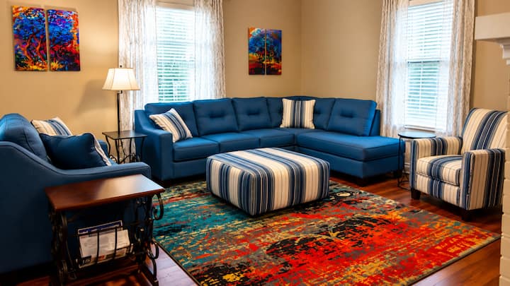 Sleeps 6| Pet Friendly Retreat, Porch Swing N/ Una - Muscle Shoals, AL