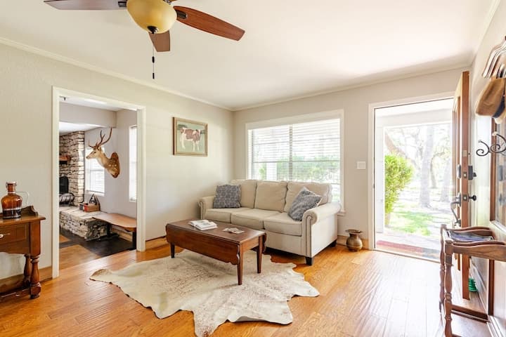 Nb Gem W/ Pool | King Bed | Sleeps 8 - New Braunfels, TX