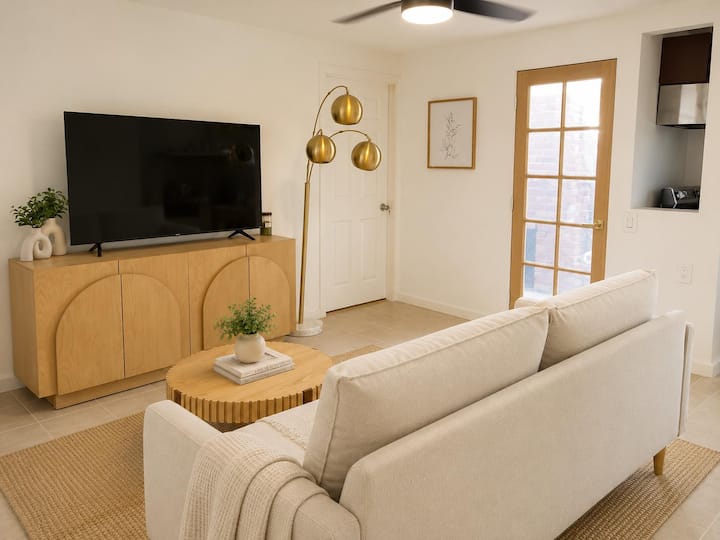 A Private Spanish Guesthouse - Lynwood, CA