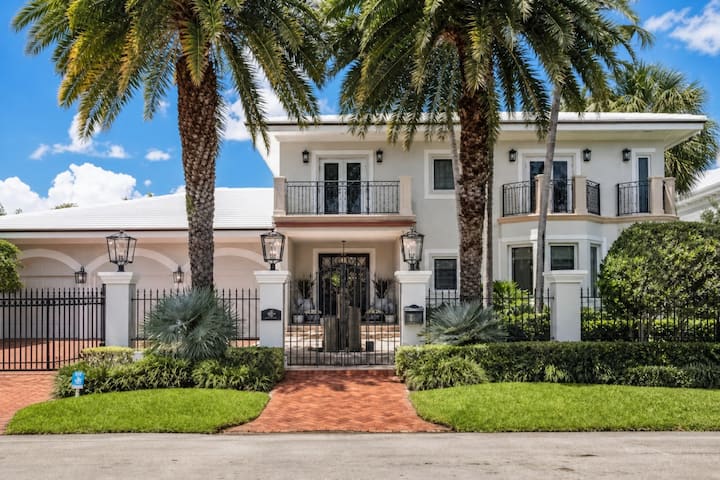 Waterfront Mansion  Pool  Sleeps 12 Near Beach - Fort Lauderdale